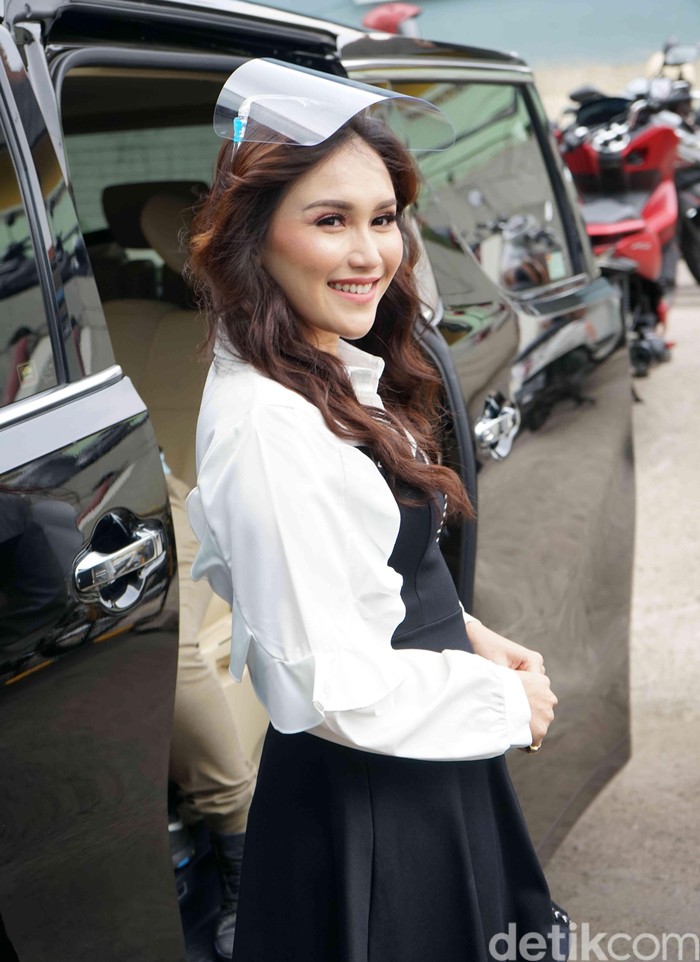 Dear Sule, Lihat Penampilan Ayu Ting Ting Ini Deh!