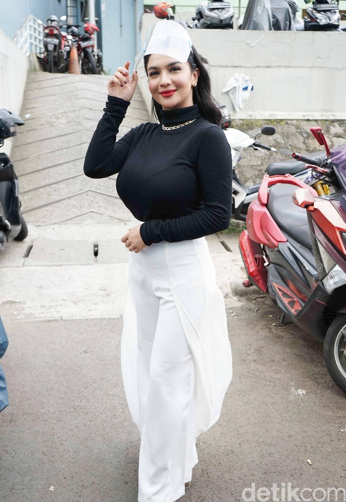 Seksi Banget, Siva Aprilia Bisa Munduran Dikit?