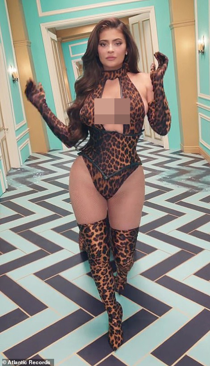 No Bra Day! Deretan Artis Ini Jarang Pakai Bra