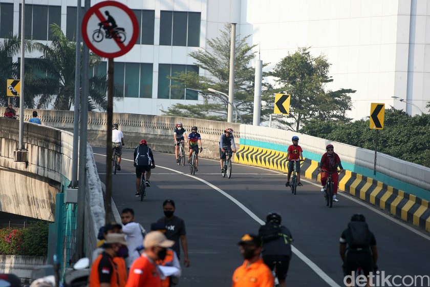 Penampakan Rambu-rambu JLNT Antasari yang 'Diterobos' Rombongan Pesepeda