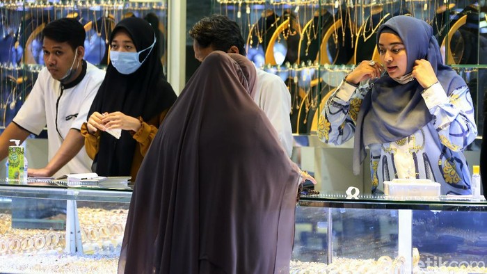 Harga Emas Meroket, Warga Ramai-ramai Jual Perhiasan