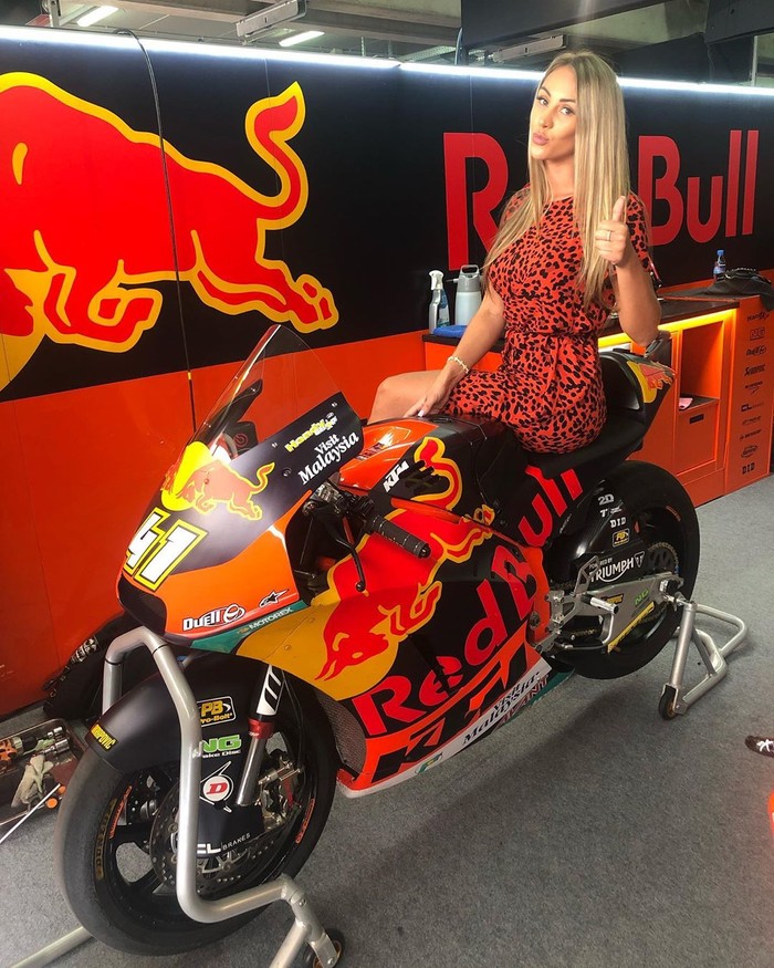 Potret Seksi Courtney Renniers, Pacar Brad Binder Pemenang MotoGP ...