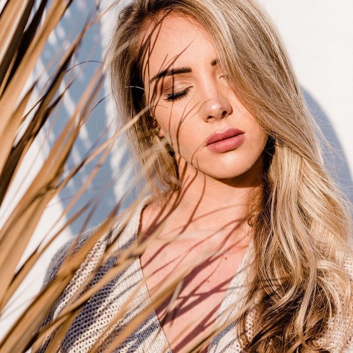 Potret Seksi Courtney Renniers, Pacar Brad Binder Pemenang MotoGP ...