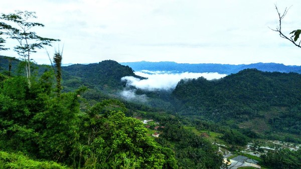 Foto: Pemandangan Puncak Bangku Ciamis yang Membius