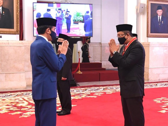 Wakil Ketua DPD RI Mahyudin Terima Tanda Kehormatan dari Jokowi Wakil Ketua DPD RI Mahyudin Terima Tanda Kehormatan dari Jokowi