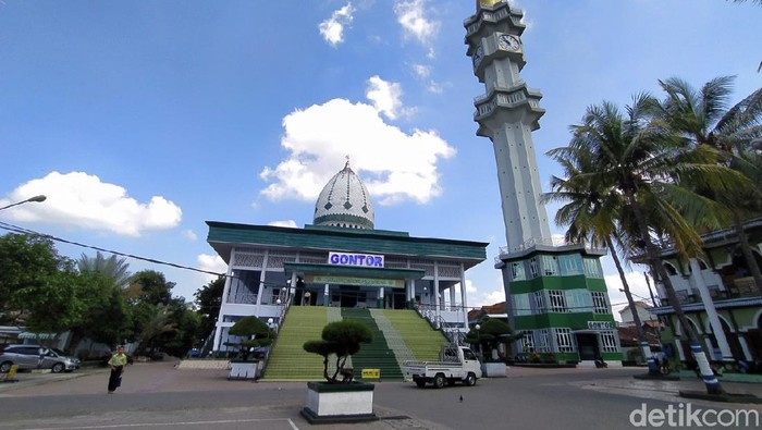 Polisi Olah TKP Kasus Tewasnya Santri Ponpes Gontor yang Diduga Dianiaya Polisi Olah TKP Kasus Tewasnya Santri Ponpes Gontor yang Diduga Dianiaya