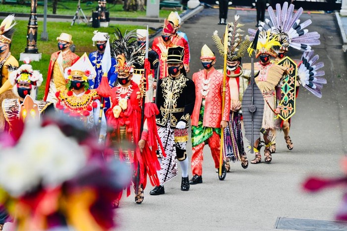 Foto Jokowi Berbusana Adat NTT di HUT RI ke-75
