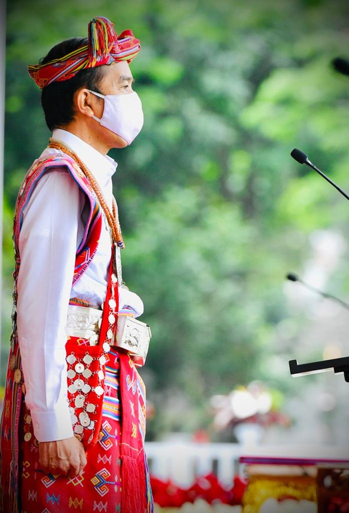 13 Foto Penampilan Jokowi saat Kenakan Baju Adat Berbagai Daerah