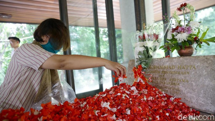 Makam Bung Hatta dan Buya Hamka Ramai Peziarah