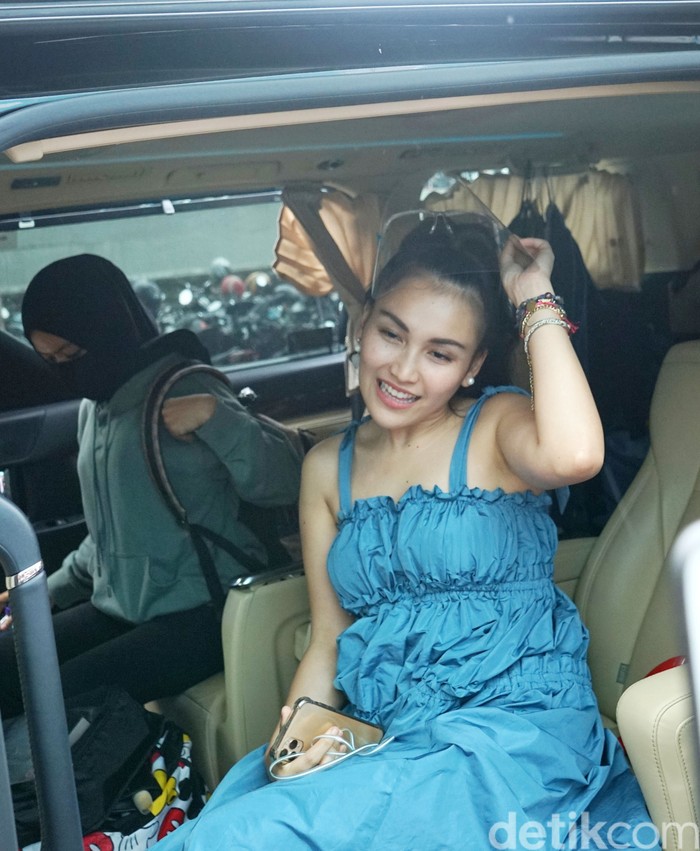 Ayu Ting Ting Pamer Bahu dengan Dress Biru