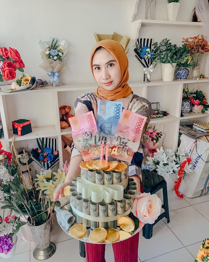 Sultan! Kue Tema Uang Ini Bisa Jadi Kado Ultah Mewah
