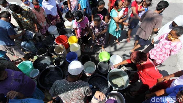 Sumur di Sukoharjo Kering, Warga Antre Air Bersih