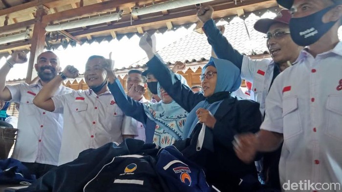Pengurus NasDem Sukoharjo Ramai-ramai Copot Seragam, Kenapa? Pengurus NasDem Sukoharjo Ramai-ramai Copot Seragam, Kenapa?
