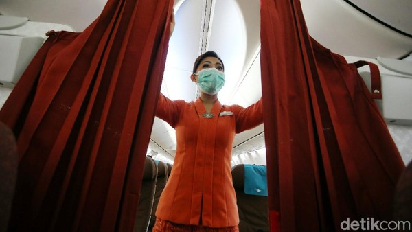 Potret Pramugari Garuda saat Melayani di Tengah Pandemi