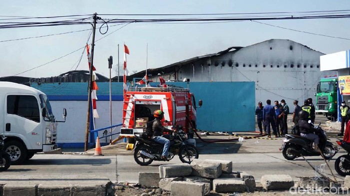 Setelah 17 Jam, Kebakaran Gudang Pabrik Polytron Berhasil Dipadamkan