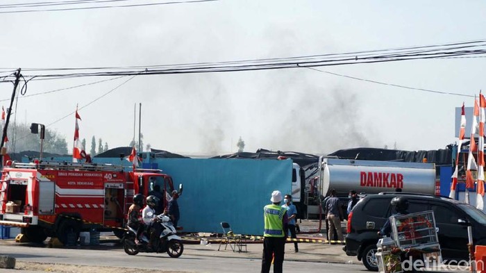 Setelah 17 Jam, Kebakaran Gudang Pabrik Polytron Berhasil Dipadamkan