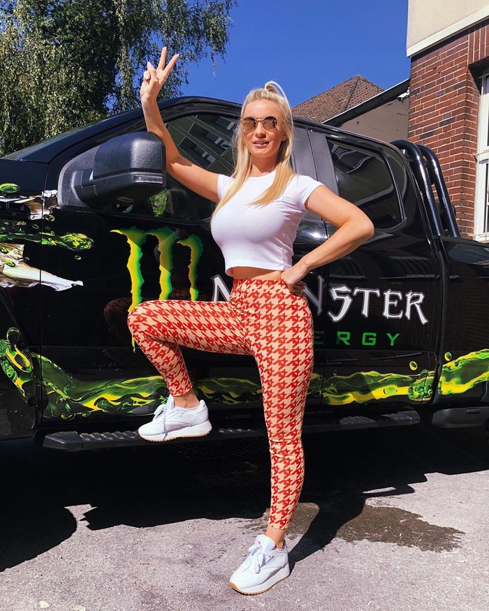 Potret Seksi Artis Porno Berambut Pirang yang Hobi Utak-atik Mobil