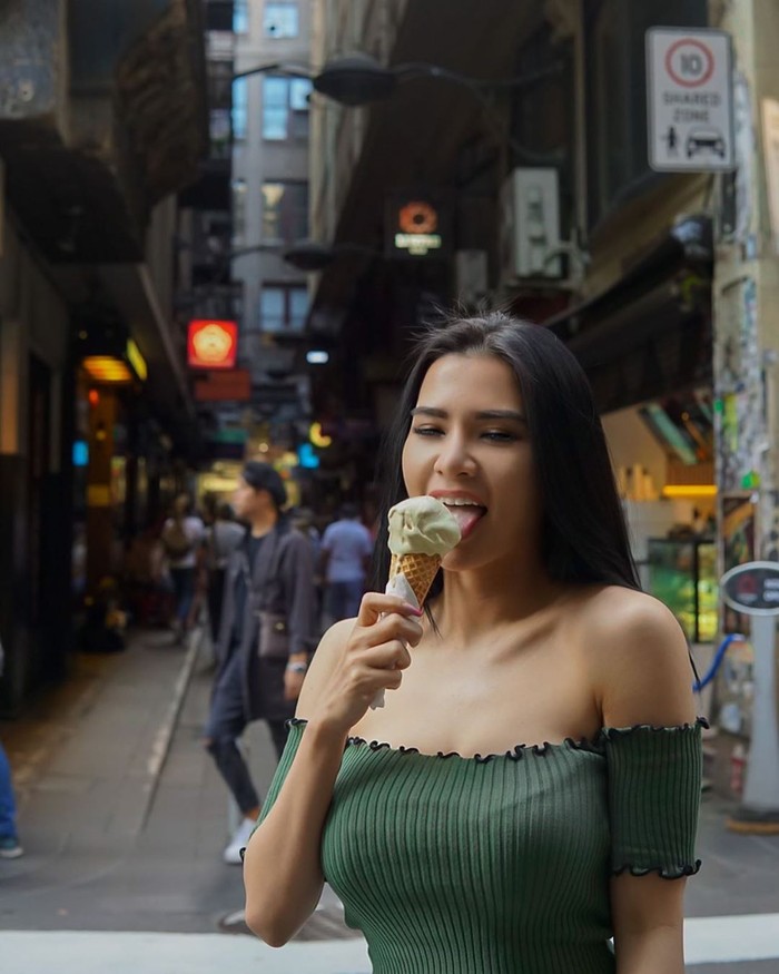 10 Potret Maria Vania yang Tampil Seksi Saat Kulineran