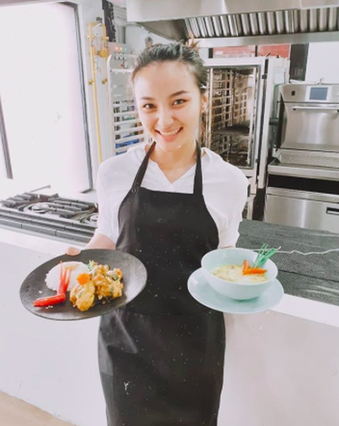 Pesona Revina VT Saat Racik Kopi hingga Ngemil di Kafe