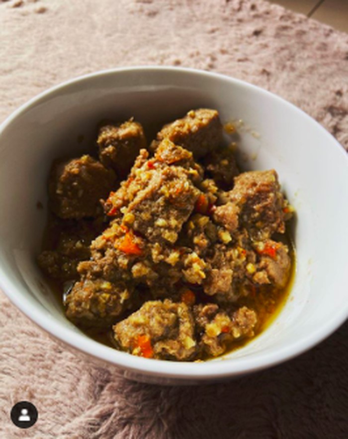 Pesona Revina VT Saat Racik Kopi hingga Ngemil di Kafe