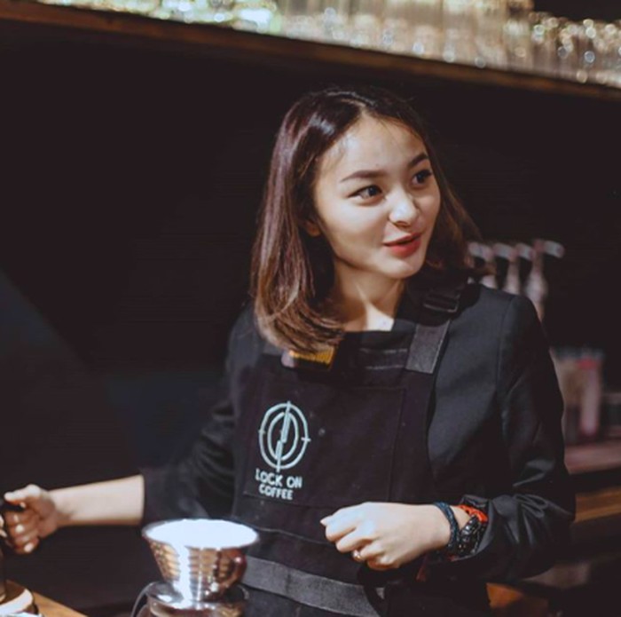 Pesona Revina VT Saat Racik Kopi hingga Ngemil di Kafe
