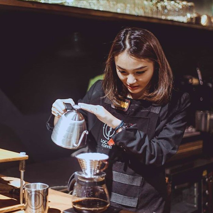 Pesona Revina VT Saat Racik Kopi hingga Ngemil di Kafe