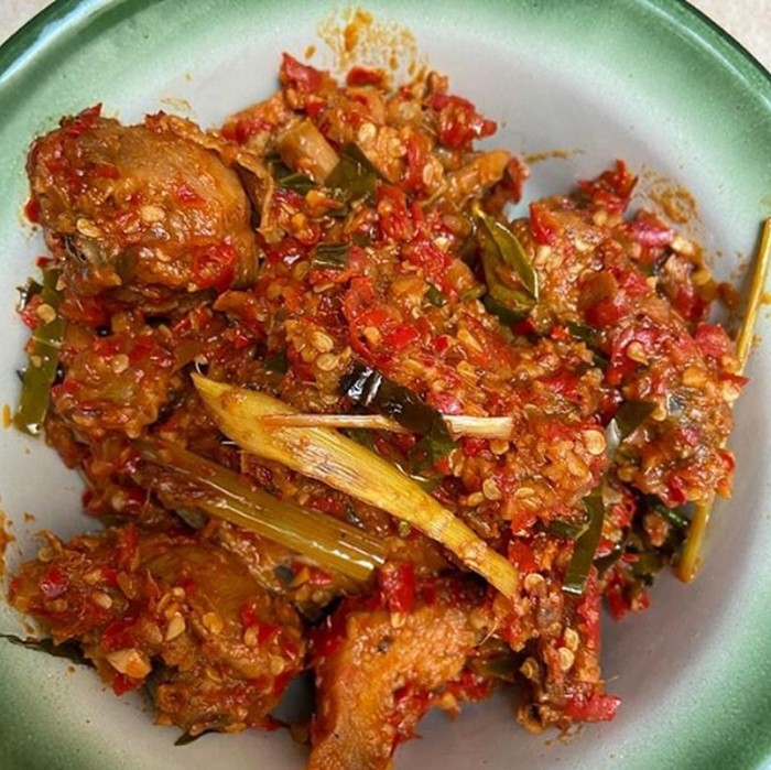 10 Potret Pinkan Mambo yang Doyan Masak dan Makan Bareng Keluarga