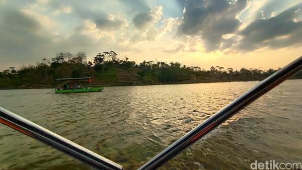 Berperahu Menikmati Keindahan Bendungan Logung Kudus