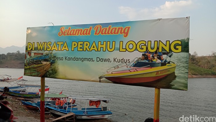 Berperahu Menikmati Keindahan Bendungan Logung Kudus