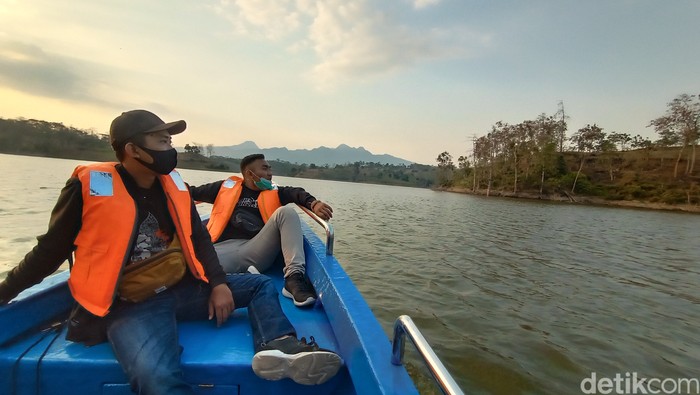 Berperahu Menikmati Keindahan Bendungan Logung Kudus