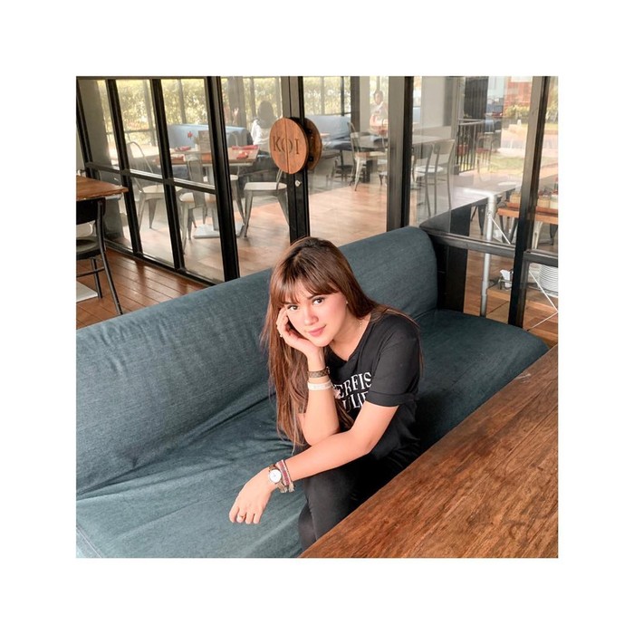 Pose Audi Marissa dan Anthony Xi saat di Kafe Ini Persis dalam Drama Korea