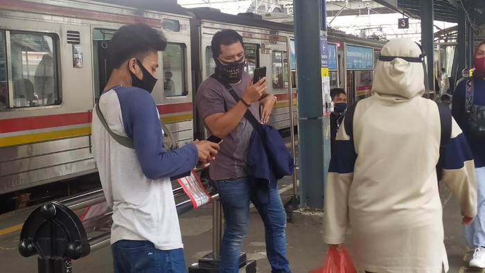 Tanggapan Penumpang Krl Soal Imbauan Hindari Pakai Masker Scuba Buff