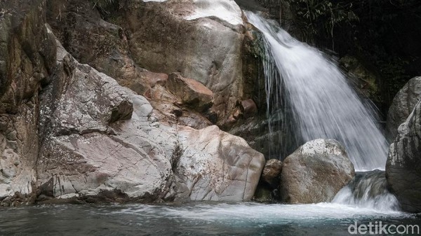 Ngadem di Curug Barong Tak Jauh dari Jakarta Lho