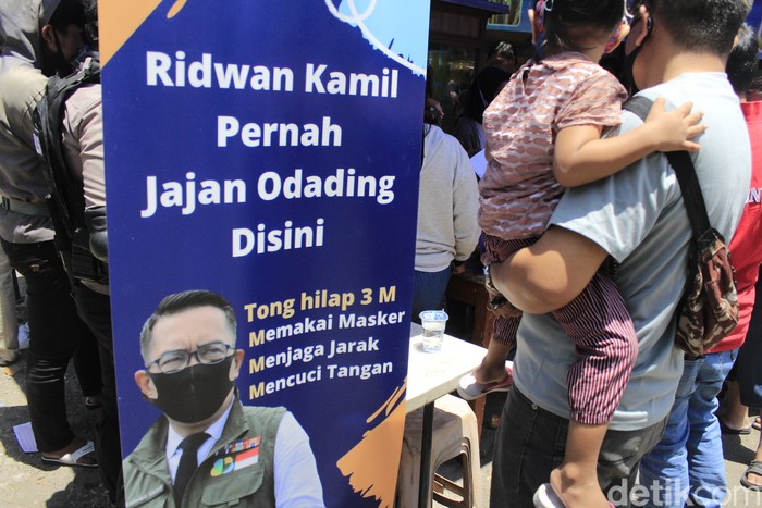 Potret Antrean Mengular di Warung Odading Mang Sholeh