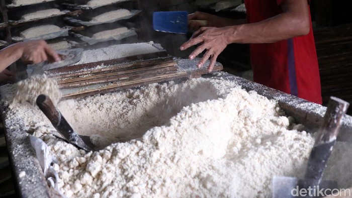 Perajin Tahu Oncom Mencoba Bertahan di Tengah Pandemi