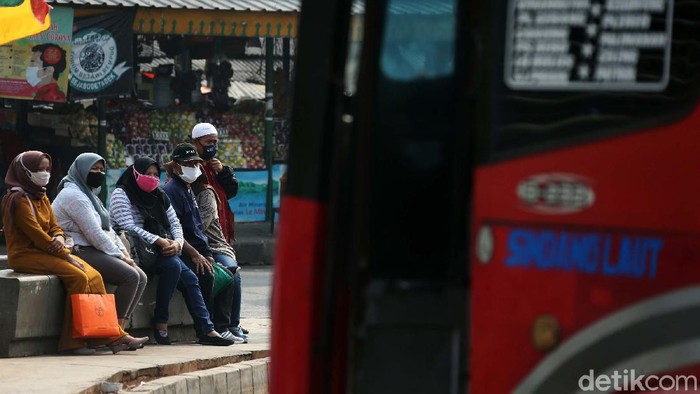 PSBB, Terminal Bayangan Pasar Rebo Sepi Penumpang