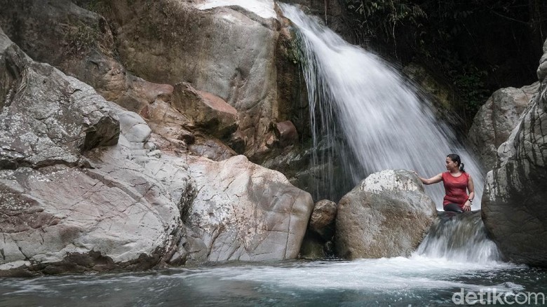 Wisata ke Curug? Ini 8 Barang yang Harus Dibawa