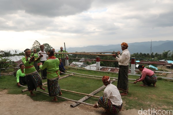 Permainan Bambu untuk Cari Jodoh