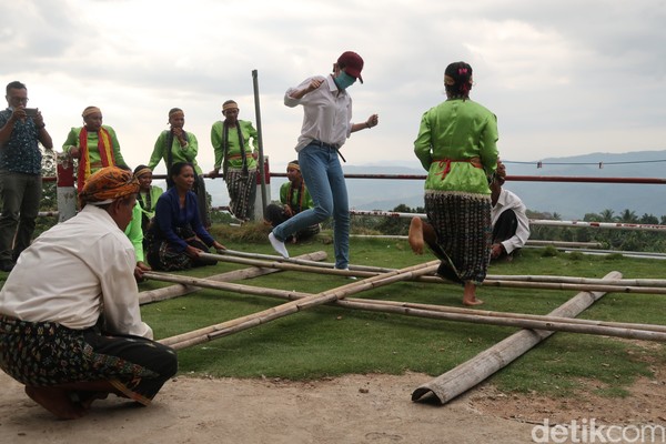 Permainan Bambu untuk Cari Jodoh