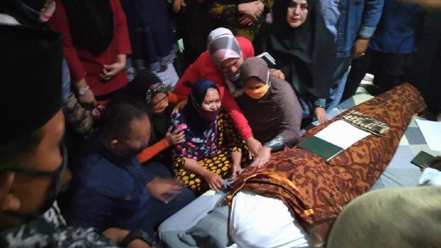 Jenazah Briptu Andry Tiba di Rumah Duka, Tangis Keluarga Pecah Jenazah Briptu Andry Tiba di Rumah Duka, Tangis Keluarga Pecah