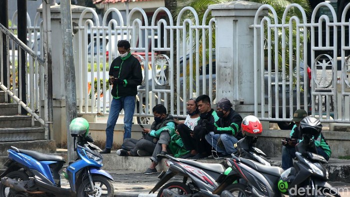 Potret Ojol dan Sopir Taksi Masih Berkerumun Saat PSBB Potret Ojol dan Sopir Taksi Masih Berkerumun Saat PSBB