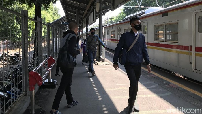 Meski Dilarang Masih Ada Penumpang Krl Yang Pakai Masker Scuba Buff