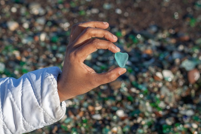 Foto: Pasir Pantai Kaca Unik dari Limbah Botol
