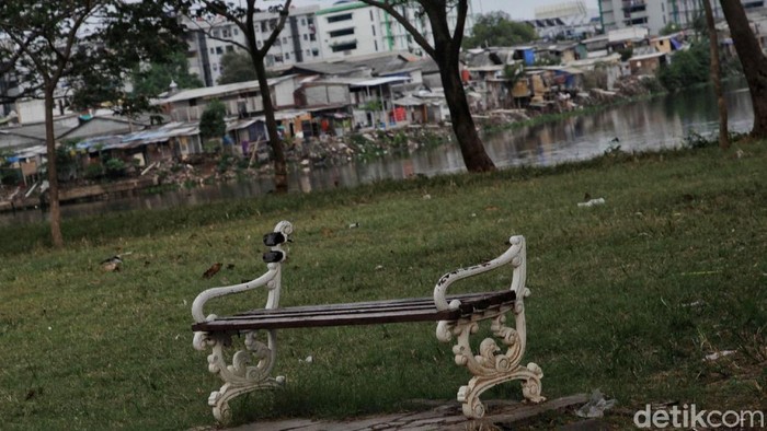 Potret Waduk Pluit yang Kumuh dan Tak Terawat