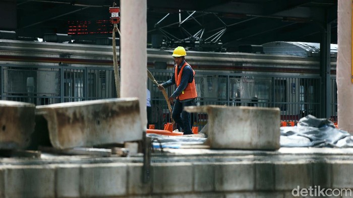Beri Kenyamanan Penumpang, Peron di Stasiun KA Bekasi Ditambah