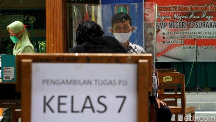 Tak Punya Ponsel Pintar, Ortu Siswa Serahkan Lembar Ujian ke Sekolah