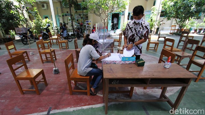 Tak Punya Ponsel Pintar, Ortu Siswa Serahkan Lembar Ujian ke Sekolah