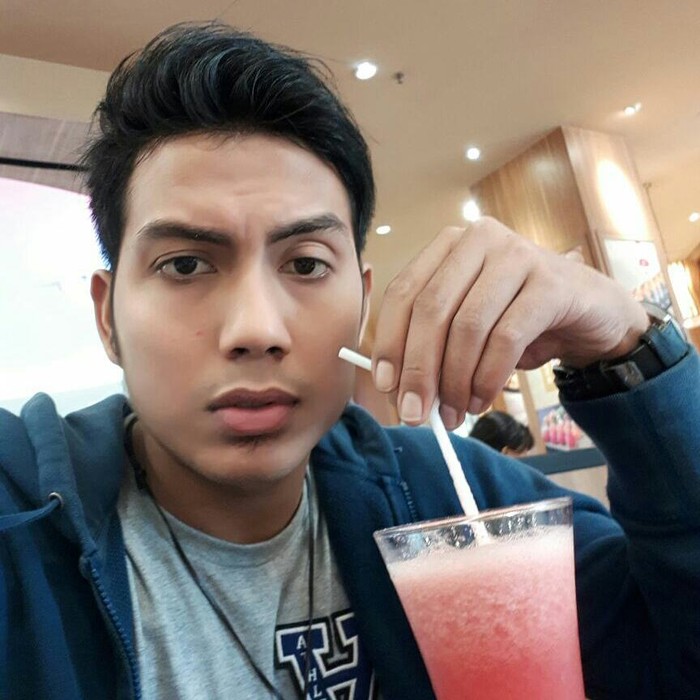 Gaya Kulineran Mumu Muklis, Satpam Ganteng Teman Dekat Julia Perez