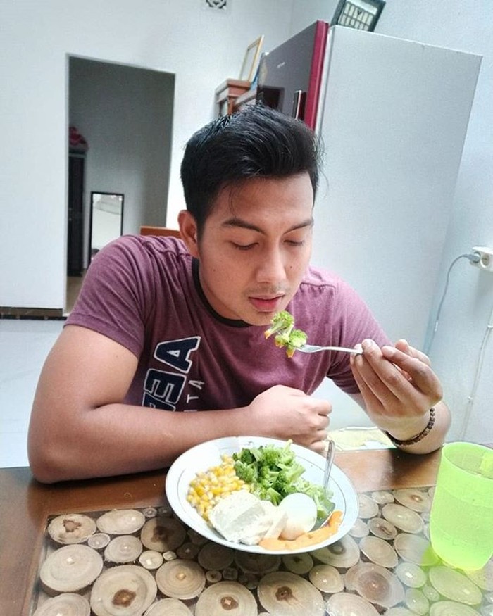 Gaya Kulineran Mumu Muklis, Satpam Ganteng Teman Dekat Julia Perez