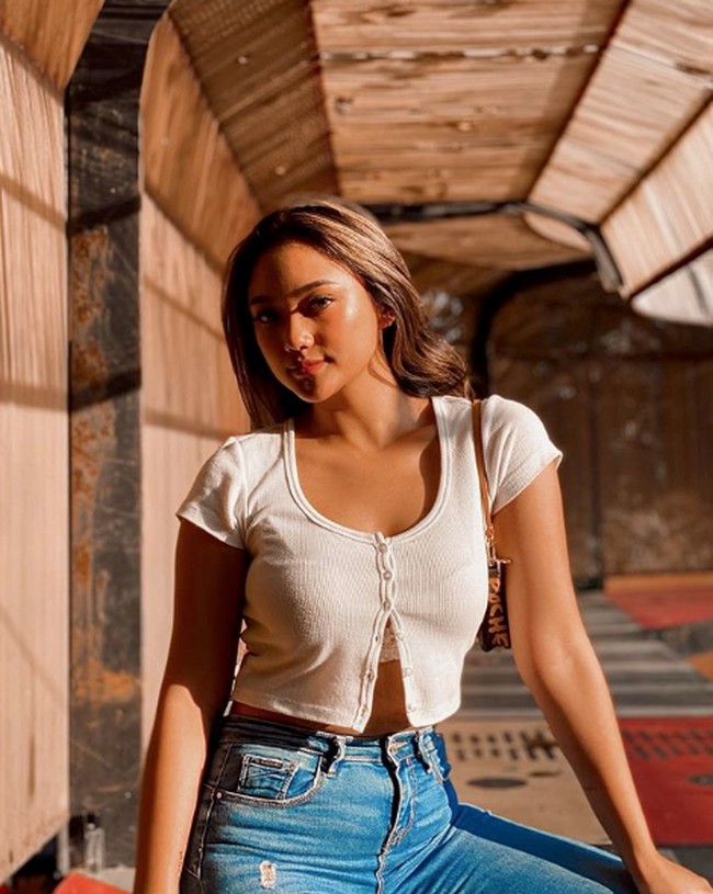 8 Artis Cantik Indonesia yang Tampil Seksi & Memukau dengan Kulit Eksotisnya